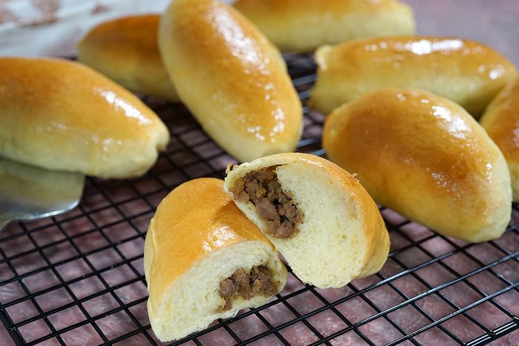 Pengin Cicip Jajanan Klasik? Coba Roti Bakso Kuno Ini, Yuk!