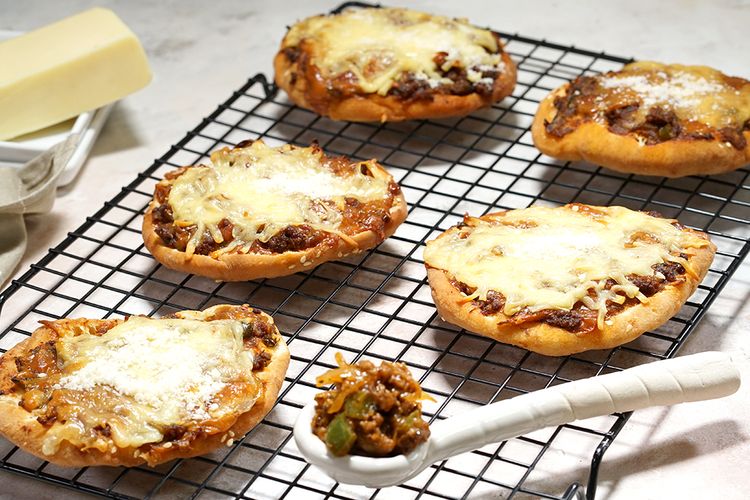 Pizza Kue Bantal, Makan Kue Bantal Dengan Cita Rasa Italia, Nih!